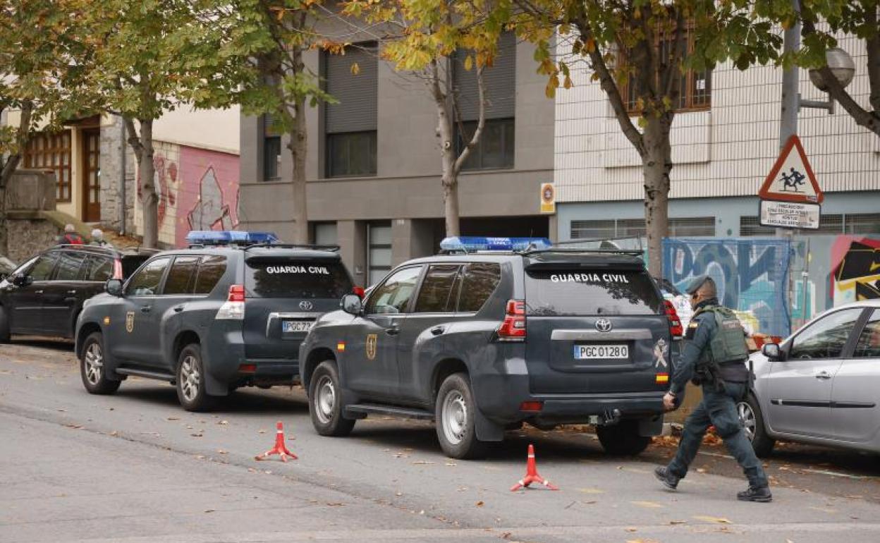 Tres detenidos en una gran operación de la Guardia Civil contra el tráfico de drogas en Vitoria ...